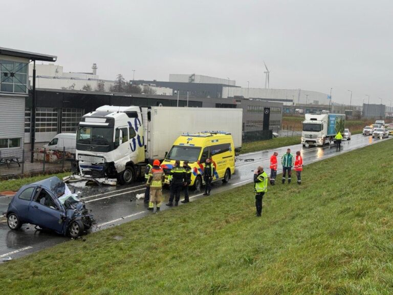 Chauffeur overleden na botsing met vrachtwagen • Kort Zaans